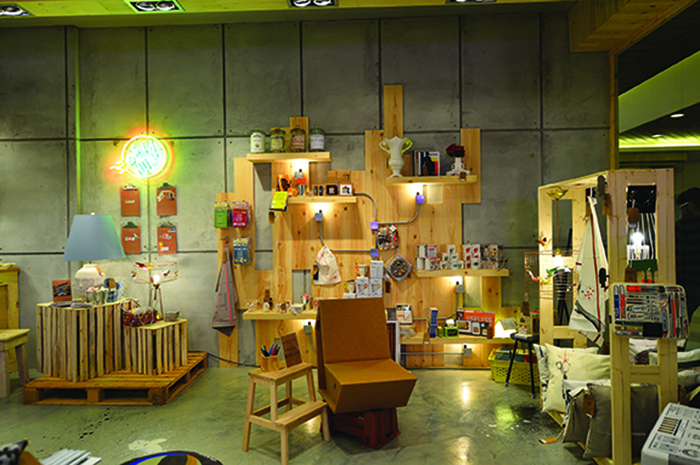 Draft: Spreading Happiness - Dq Living Magazine